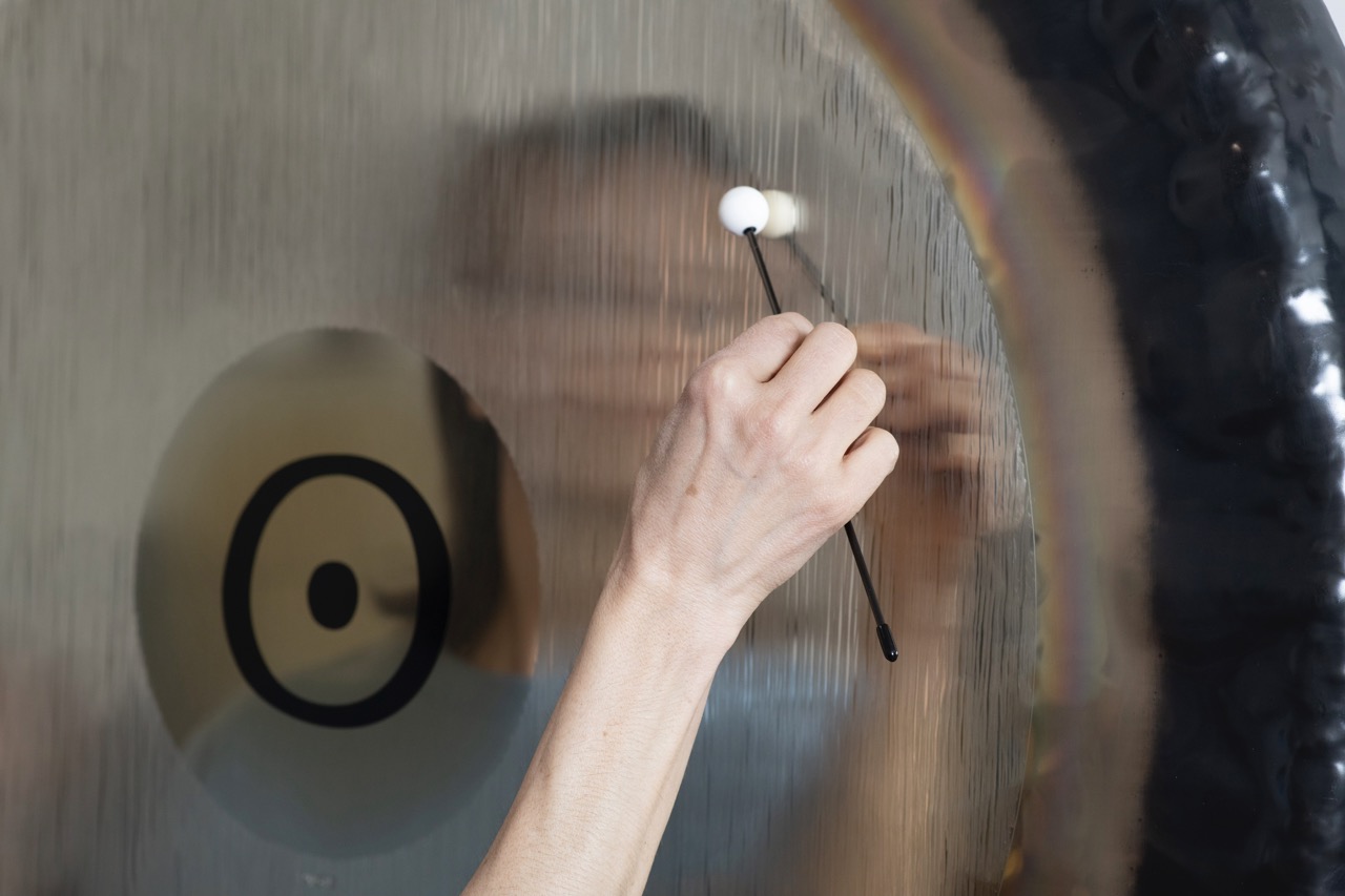 The Art of Gong Meditation: A Beginner’s Guide | Iva Rohlik